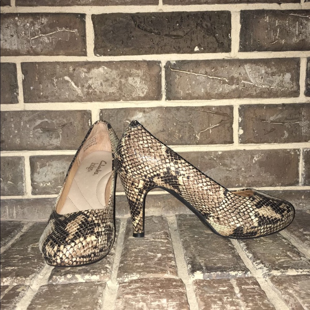 Clarks Indigo Snakeskin Textured Pumps - Gem